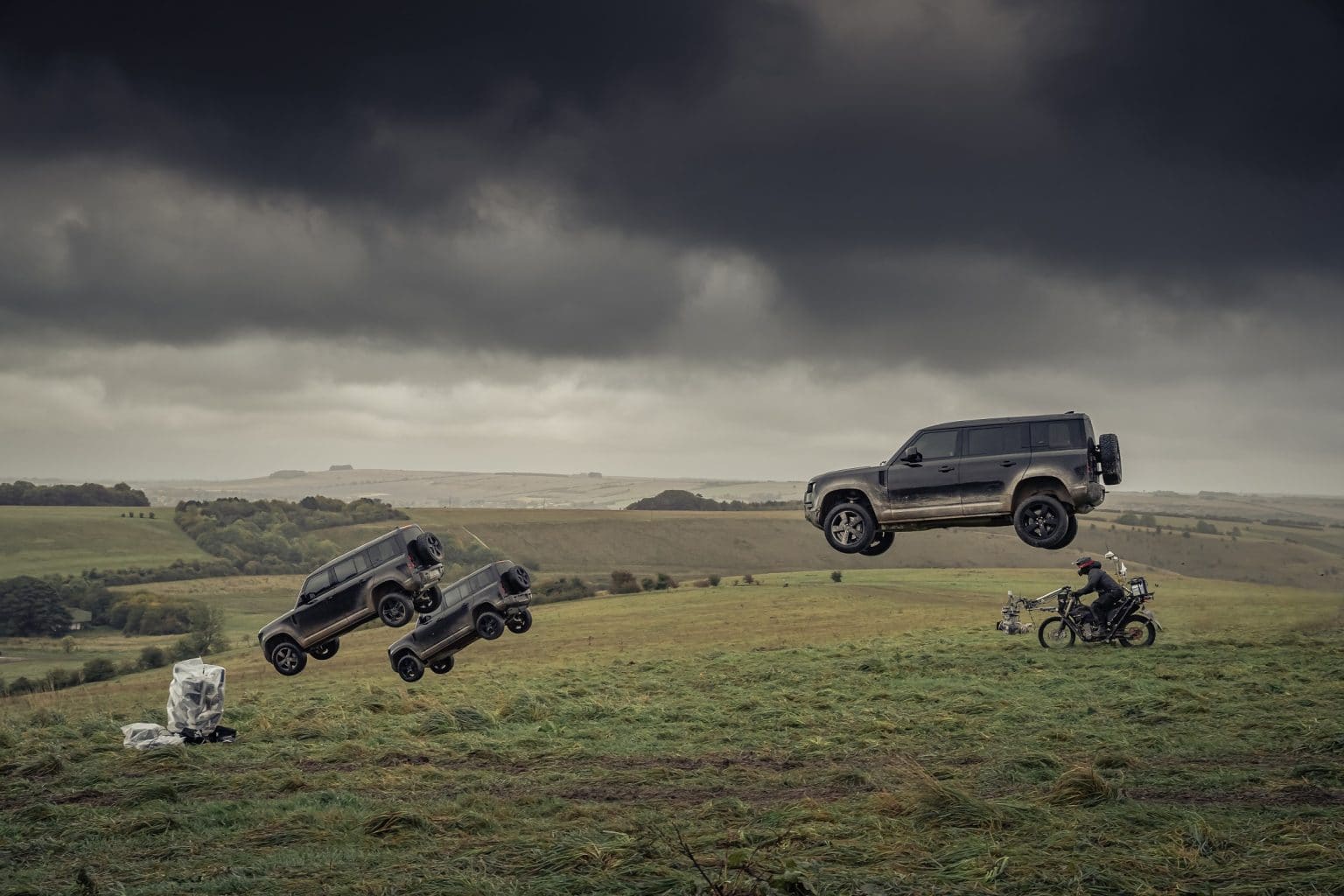 Humour, tout-terrain et tonneaux pour la pub du Land Rover Defender